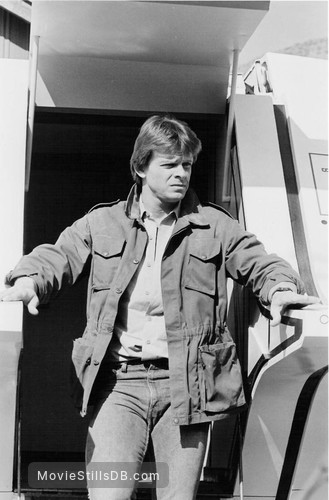 V - Publicity still of Marc Singer