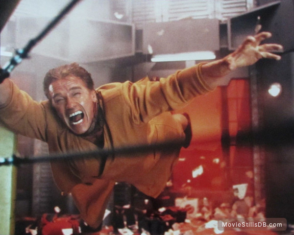 Total Recall - Publicity still of Arnold Schwarzenegger