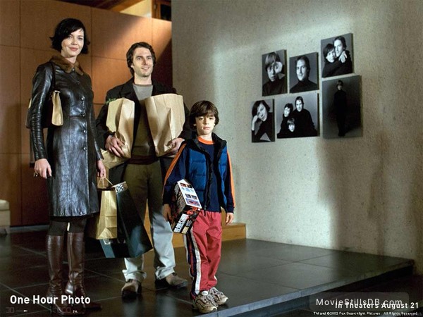 One Hour Photo - Wallpaper with Michael Vartan & Connie Nielsen