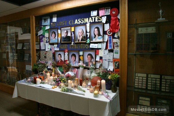 Final Destination 3 - Publicity still of Gina Holden & Texas Battle