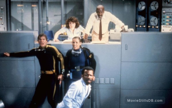 Jaws 3D - Publicity still of Dennis Quaid & Bess Armstrong