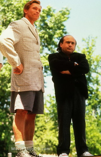 Twins - Publicity still of Arnold Schwarzenegger & Danny DeVito