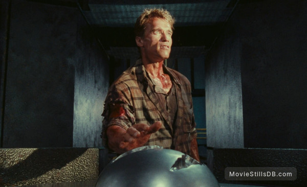 Total Recall - Publicity still of Arnold Schwarzenegger