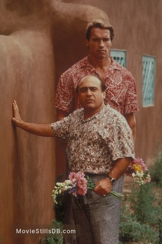 Twins - Publicity still of Arnold Schwarzenegger & Danny DeVito