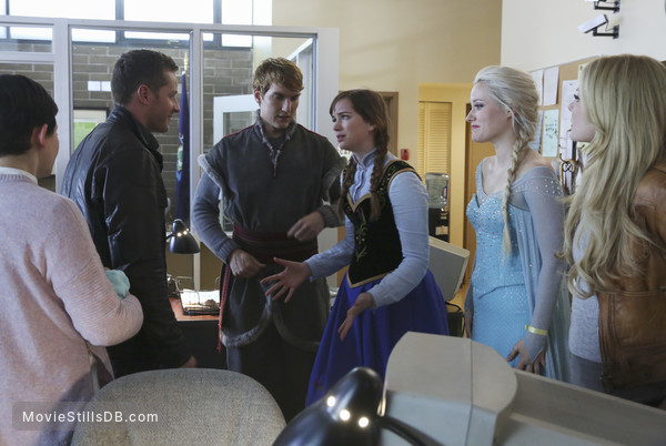 Elizabeth Lail And Scott Michael Foster Photo : Once Upon A Time