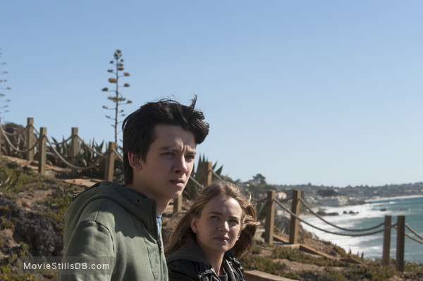 The Space Between Us - Publicity still of Asa Butterfield & Britt Robertson