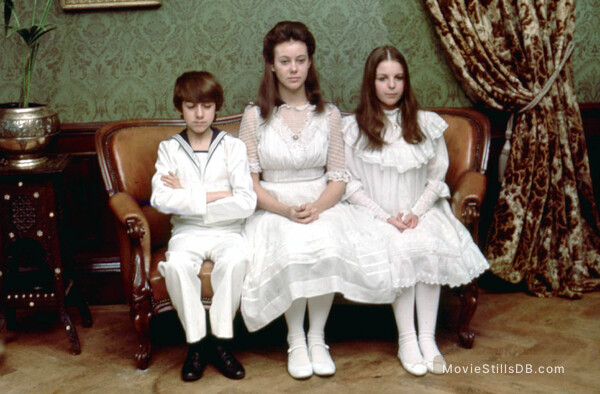 The Railway Children - Publicity still of Jenny Agutter & Sally Thomsett