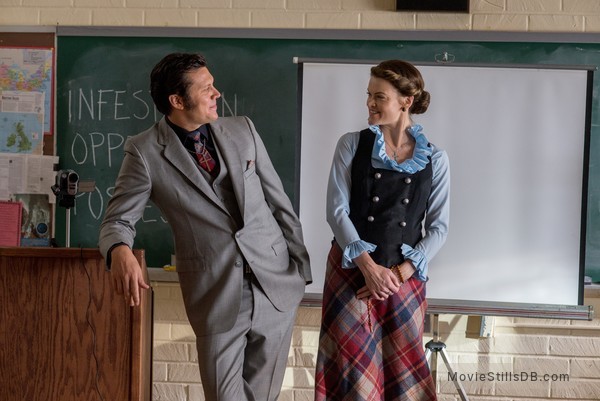 A Haunted House 2 - Publicity still of Missi Pyle & Hayes MacArthur