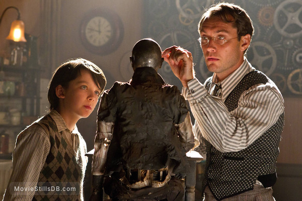 Hugo - Publicity still of Asa Butterfield & Jude Law