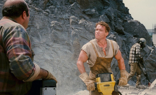 Total Recall - Publicity still of Arnold Schwarzenegger