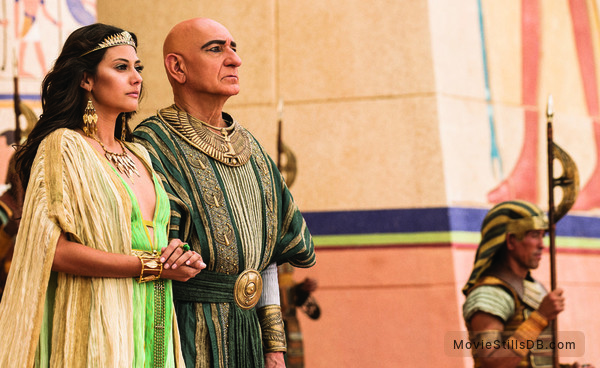 Tut - Episode 1x03 publicity still of Sibylla Deen & Ben Kingsley