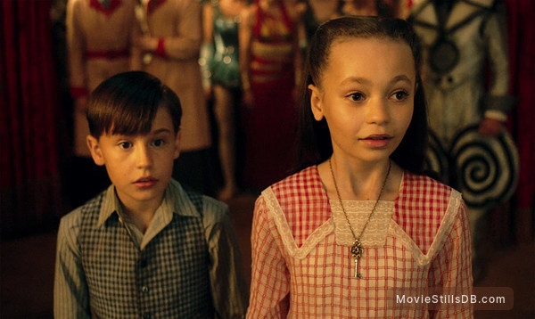 Dumbo - Publicity still of Nico Parker & Finley Hobbins
